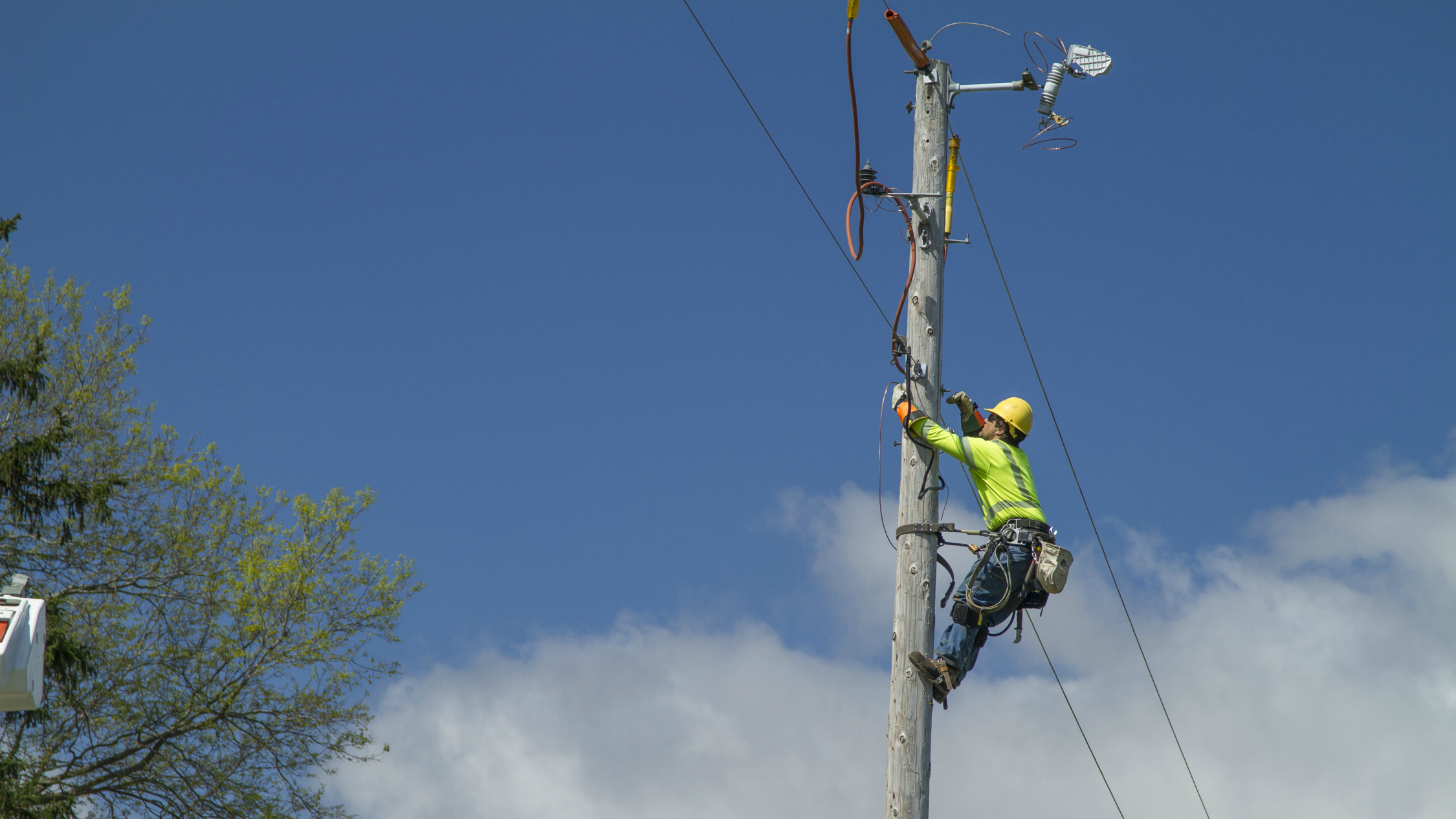 overhead-linework_9054resized – Dakota Electric Association®